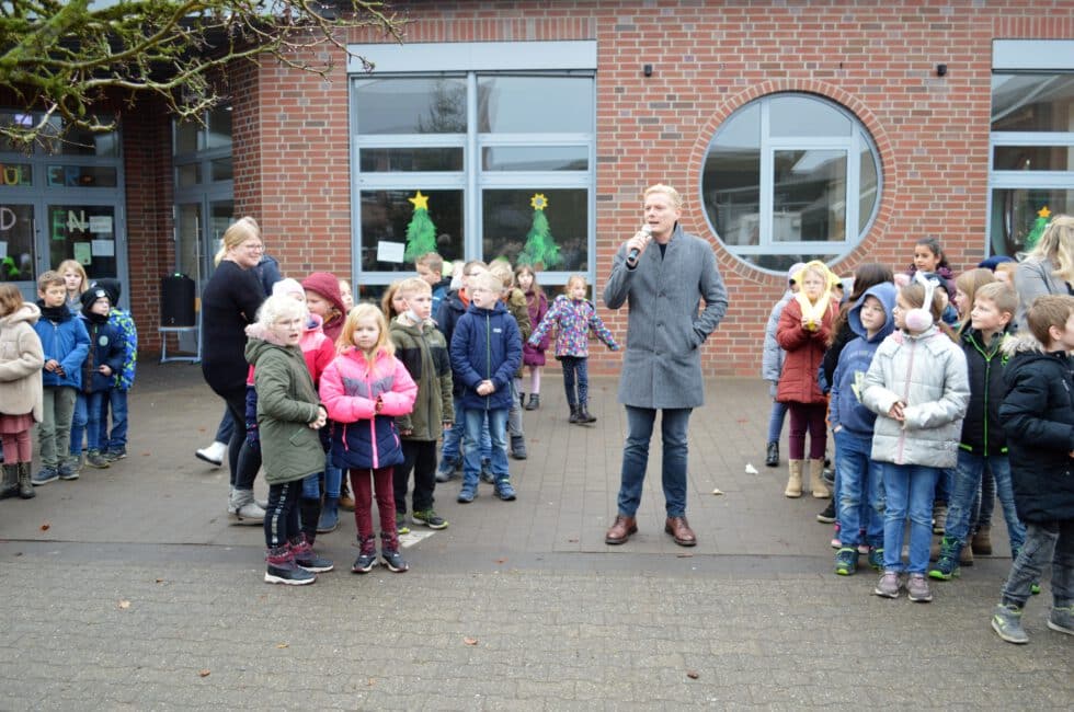 Tannenbaumsingen der Schulgemeinschaft läutet die Weihnachtsferien ein ...