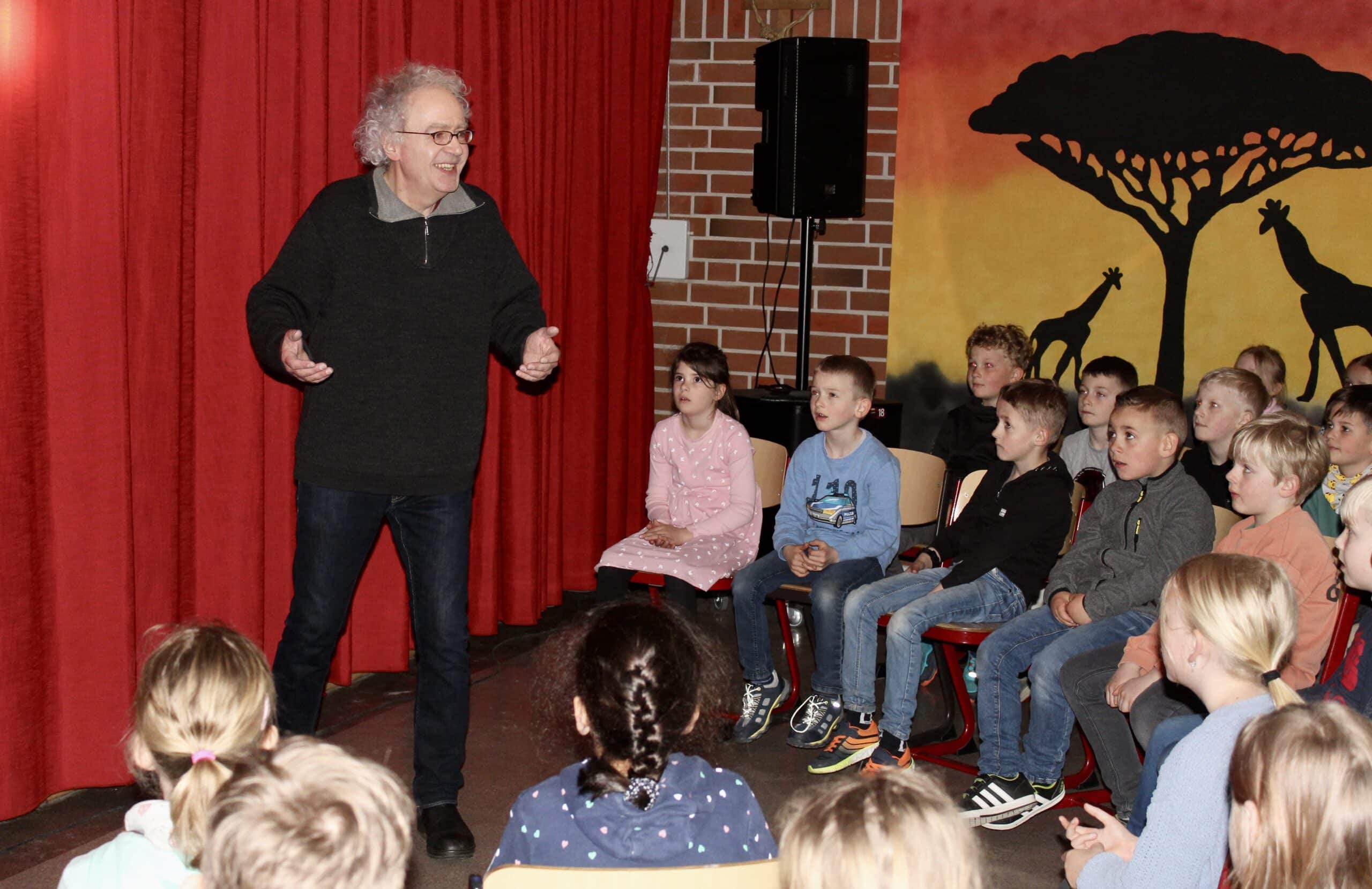 Märchenerzähler Vogelwaid begeistert die Schülerinnen und Schüler ...